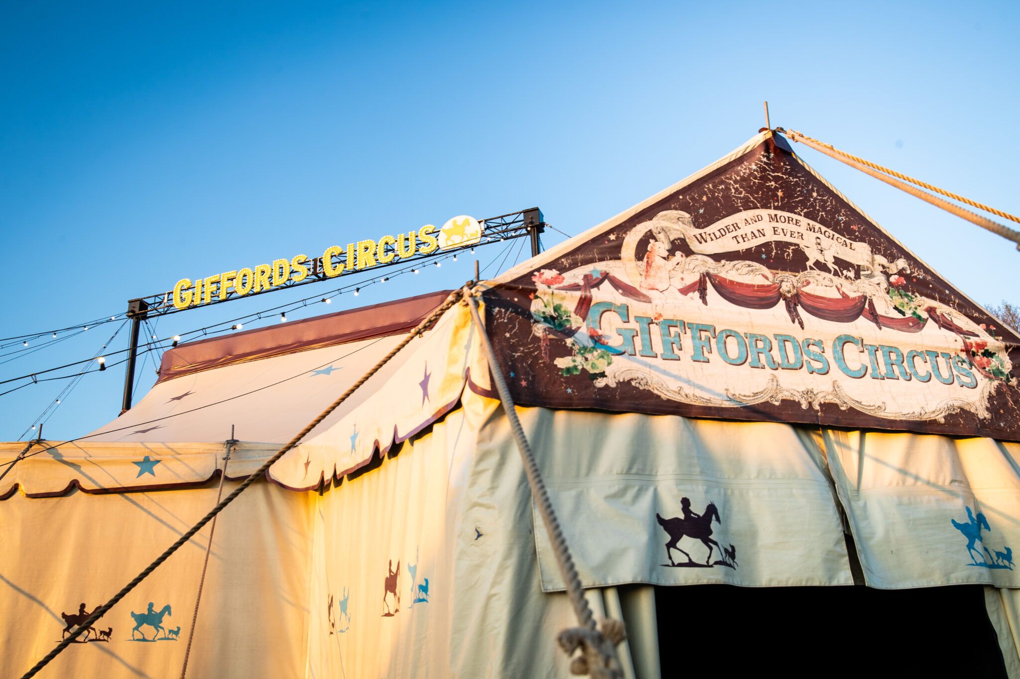 Giffords Circus Unleash the Magic of the Big Top at Blenheim Palace ...